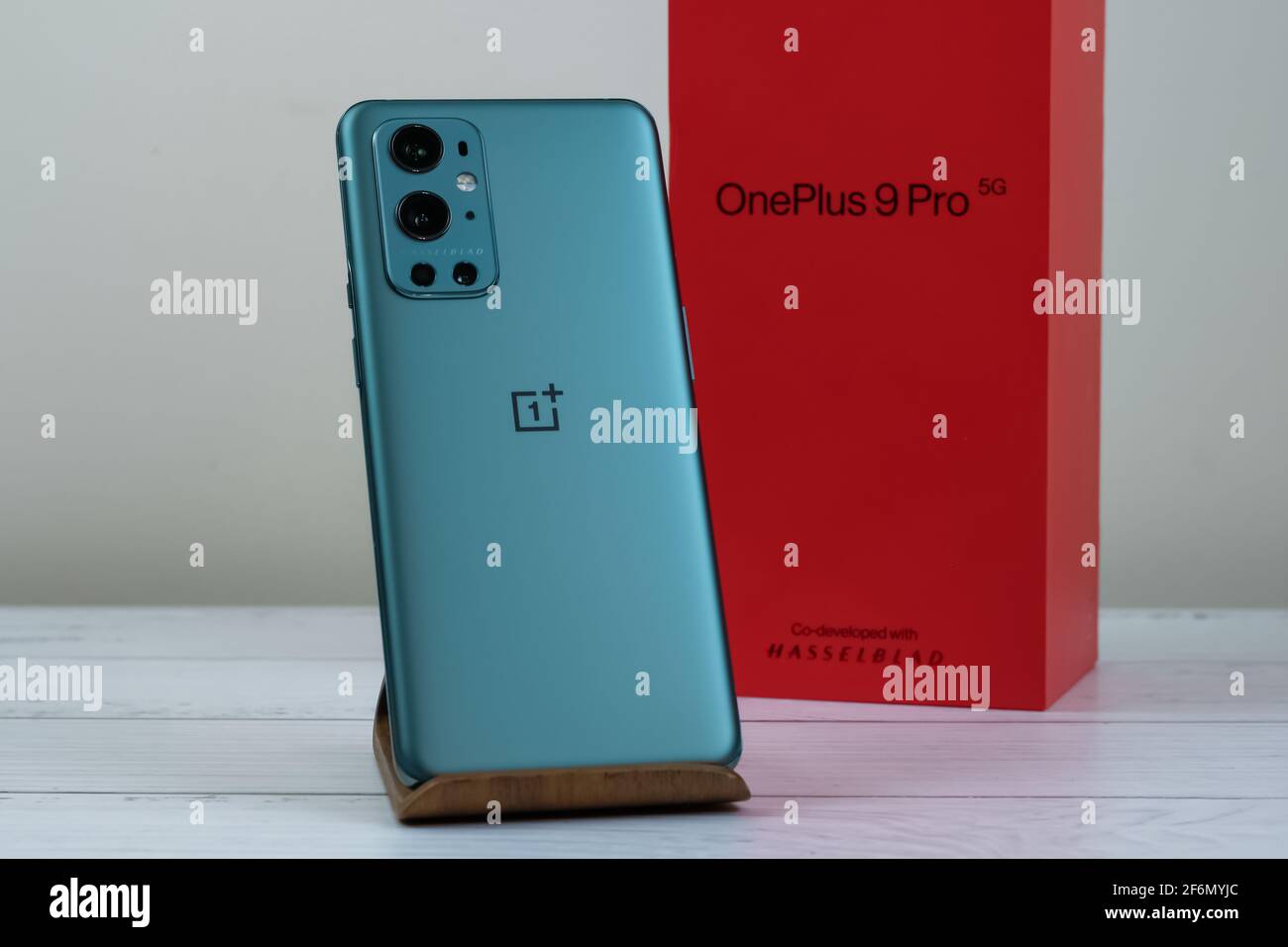 OnePlus 9 Pro 5G in Pine Green color Stock Photo - Alamy