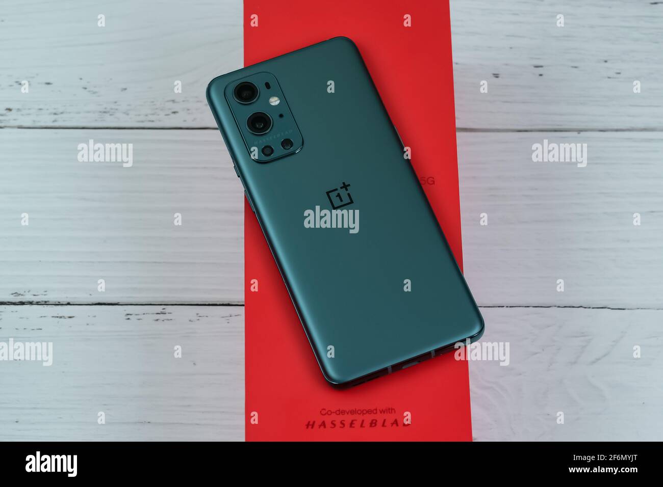 OnePlus 9 Pro 5G in Pine Green color Stock Photo - Alamy