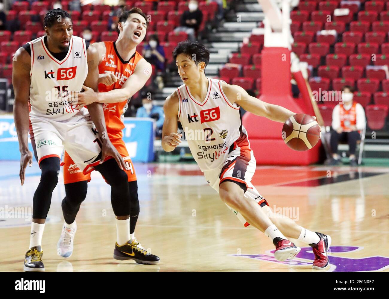 02nd Apr, 2021. Heo Hoon in action Busan KT Sonicboom's Heo Hoon (R ...