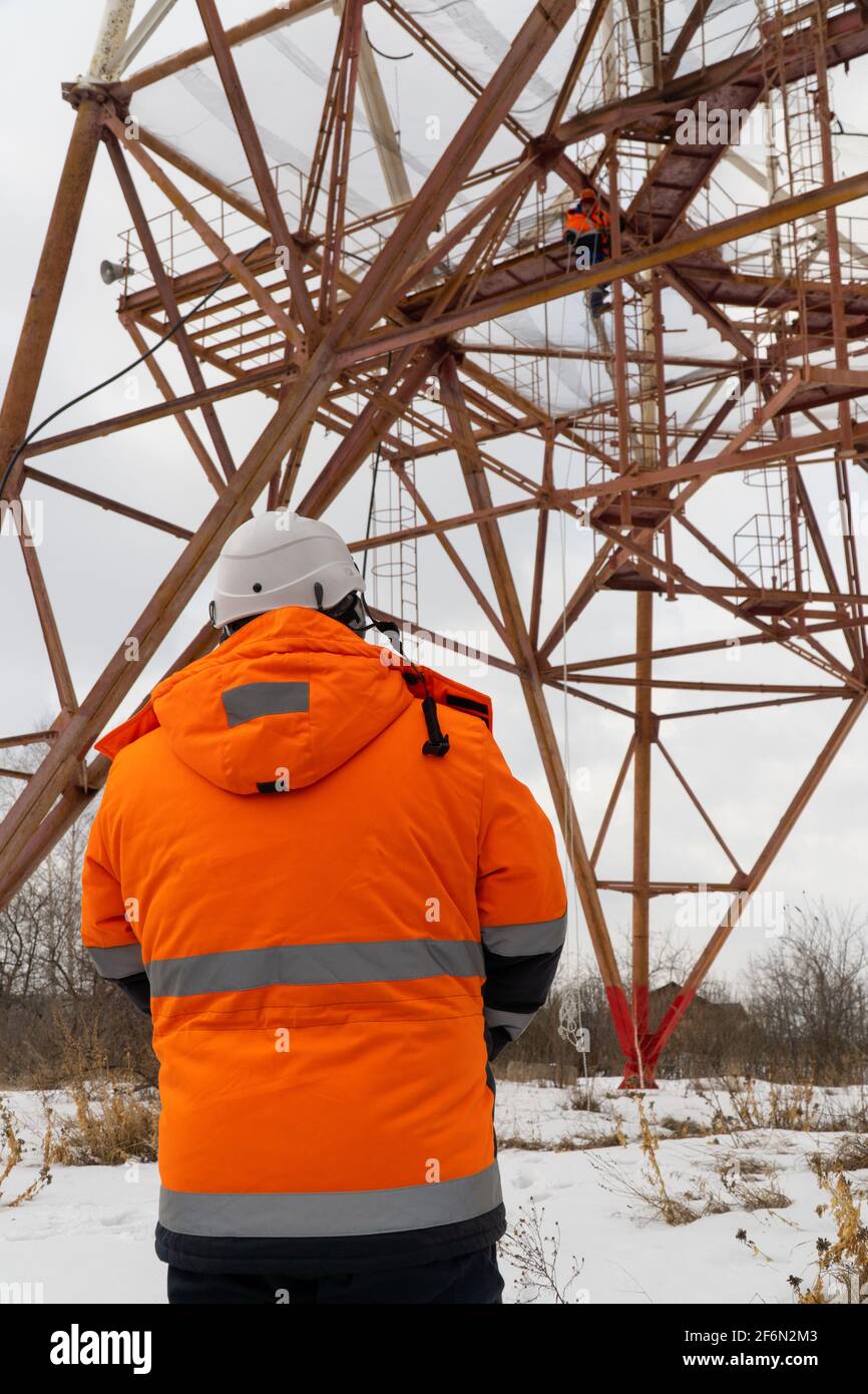 Working at height antenna hi-res stock photography and images - Alamy