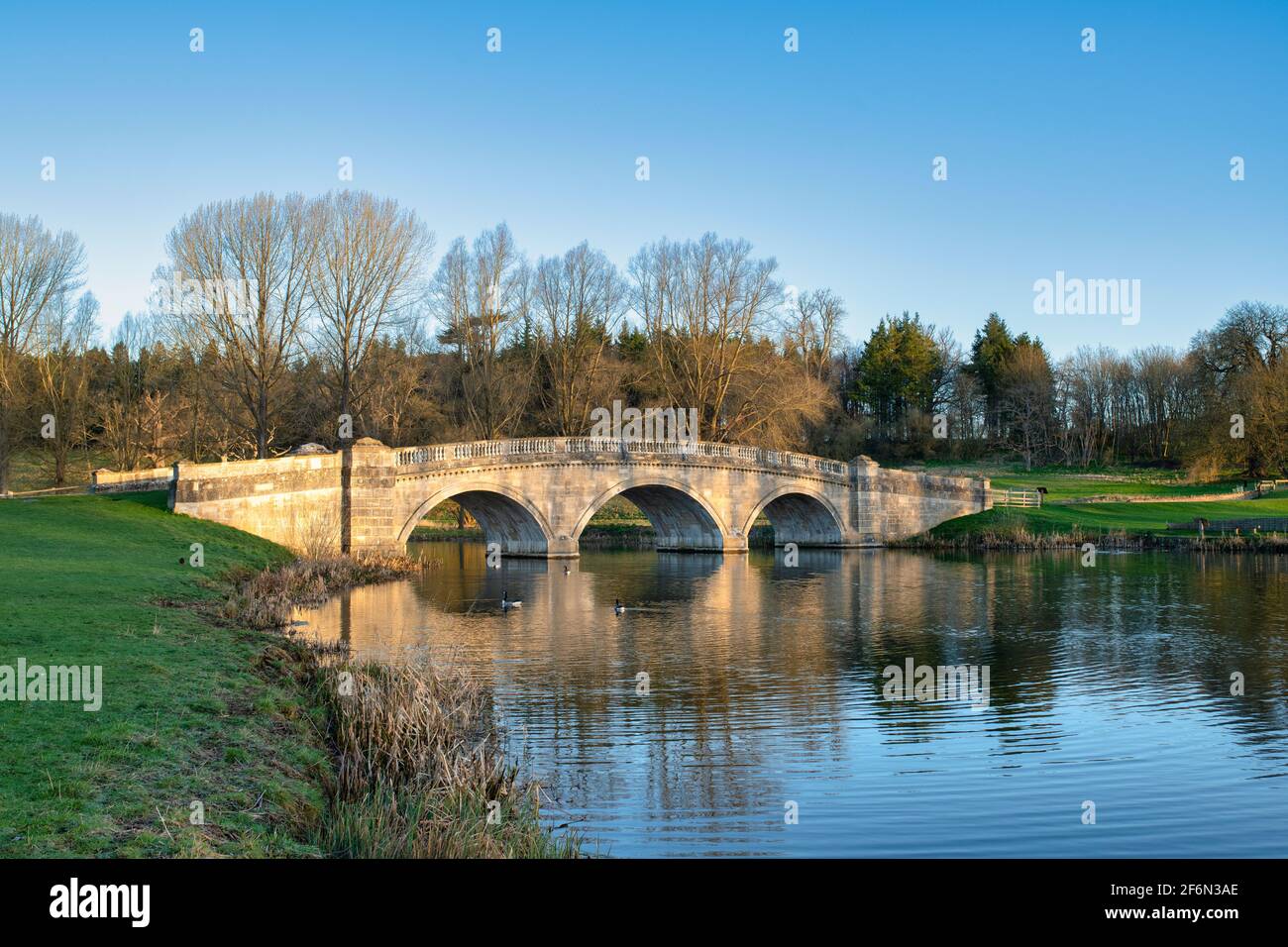 Blenheim Palace bladon bridge in the early morning spring sunlight at ...