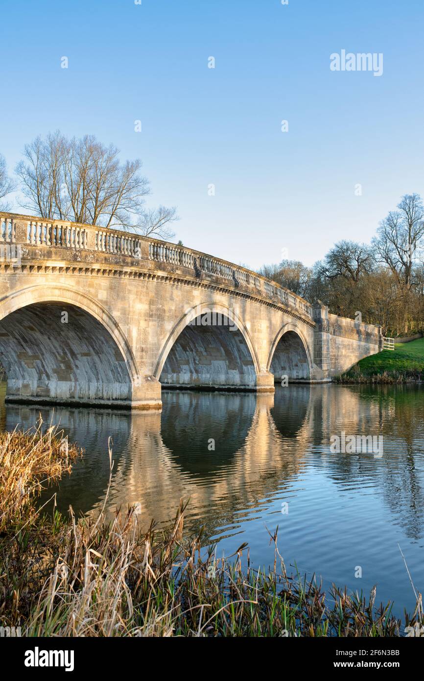 Blenheim Palace bladon bridge in the early morning spring sunlight at ...