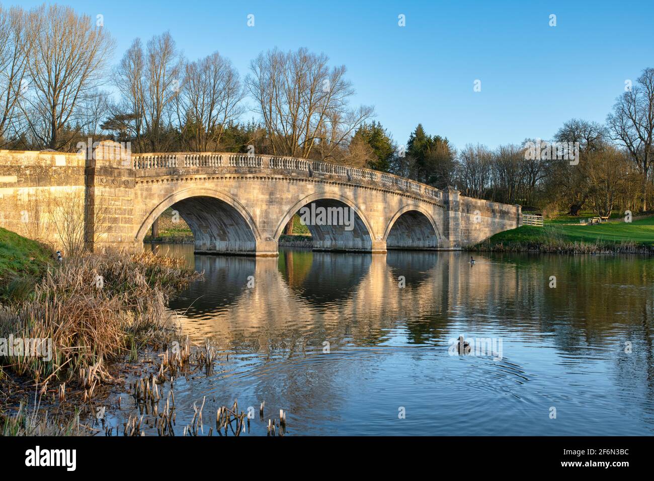 Blenheim Palace bladon bridge in the early morning spring sunlight at ...