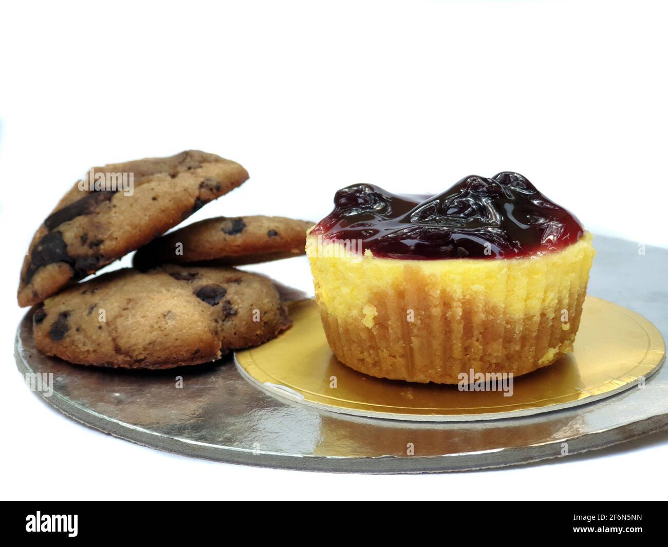 Delicious and scrumptious Chocolate chip cookies and cheesecake, on ...