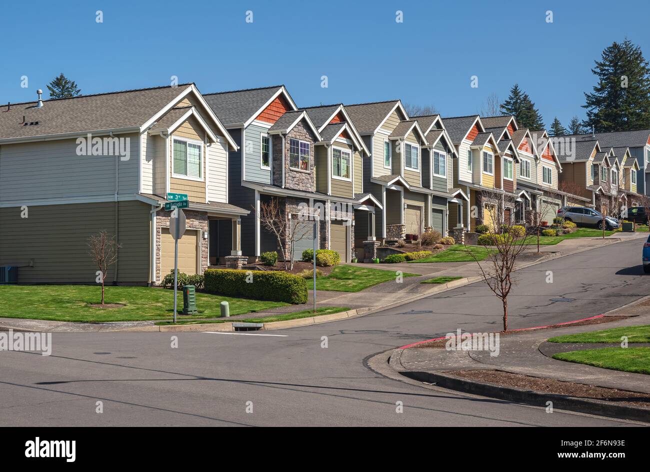 Row of townhomes hi-res stock photography and images - Alamy