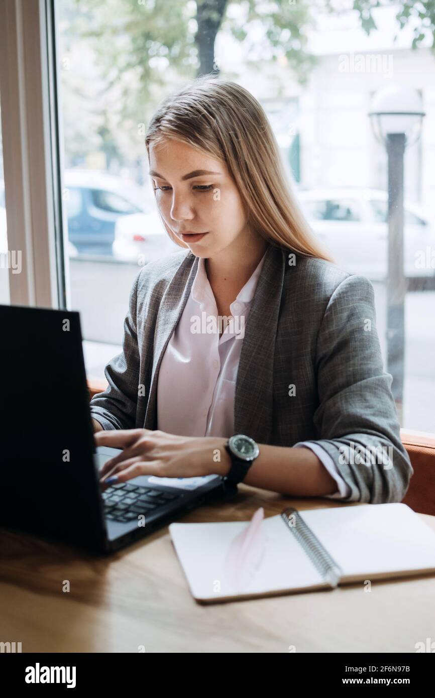 Work experience student in office hi-res stock photography and images ...