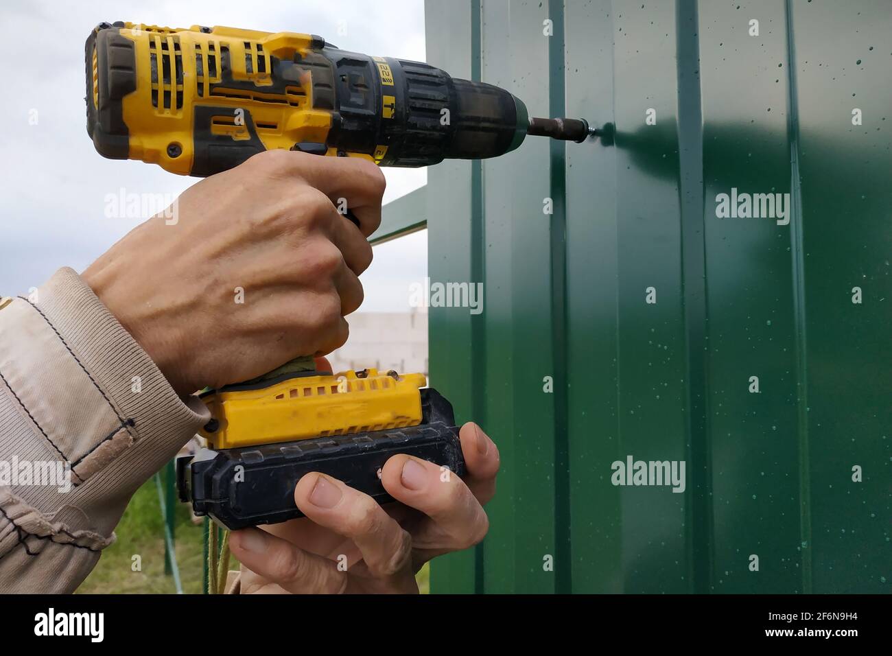 Facade screwing hi-res stock photography and images - Alamy
