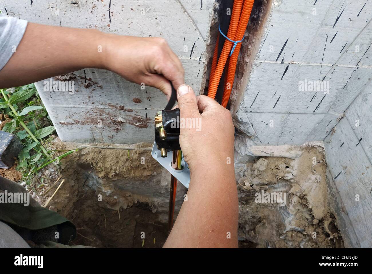 Auxiliary electrical connection to earth or its equivalent of metal non ...