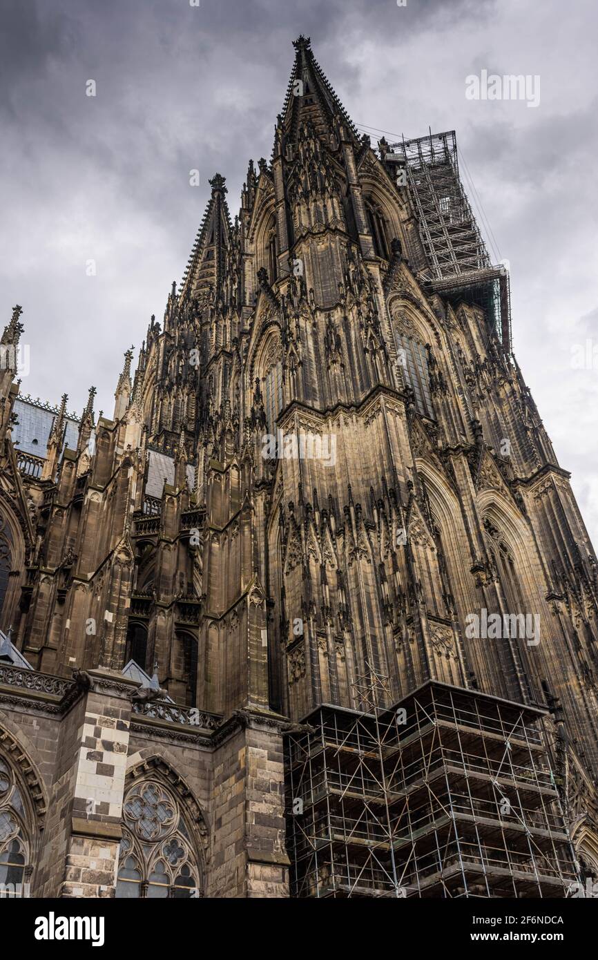 The amazing architecture of the Cathedral of Cologne in cloudy sky ...