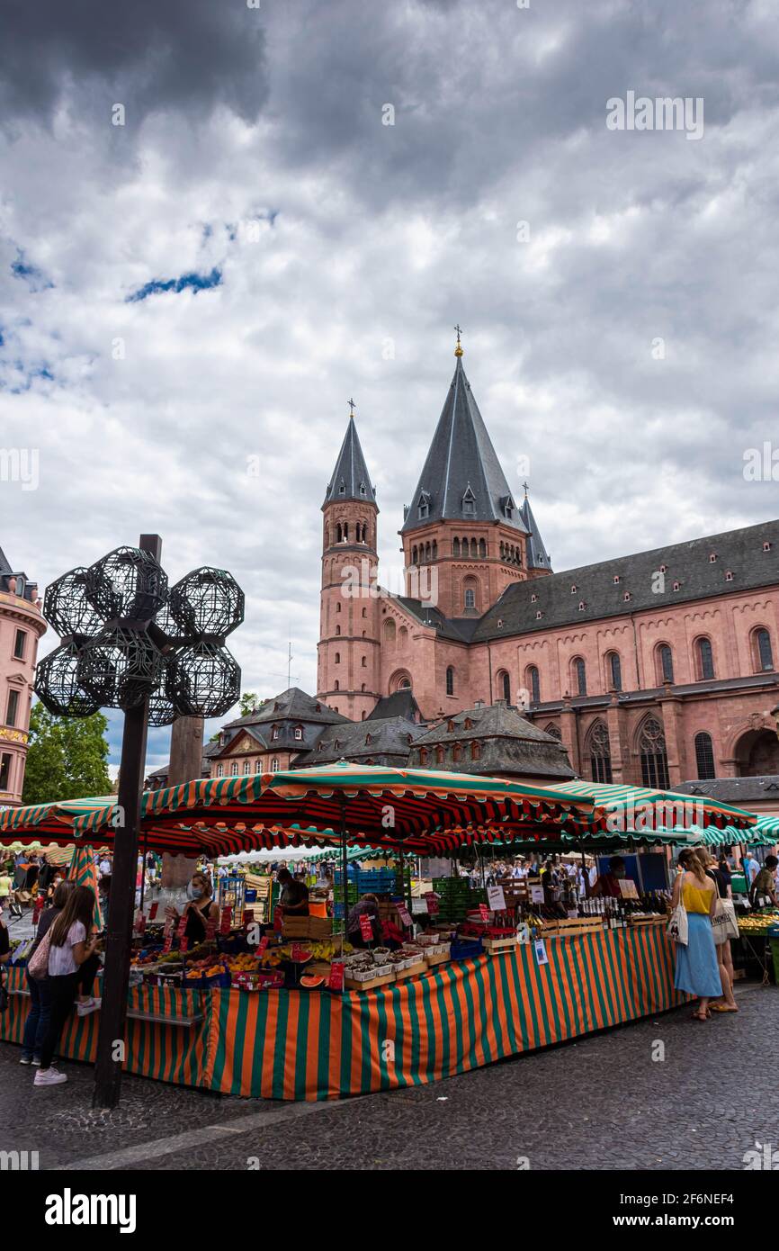 MAINZ, GERMANY, 25 JULY 2020: Beautiful market square Stock Photo - Alamy