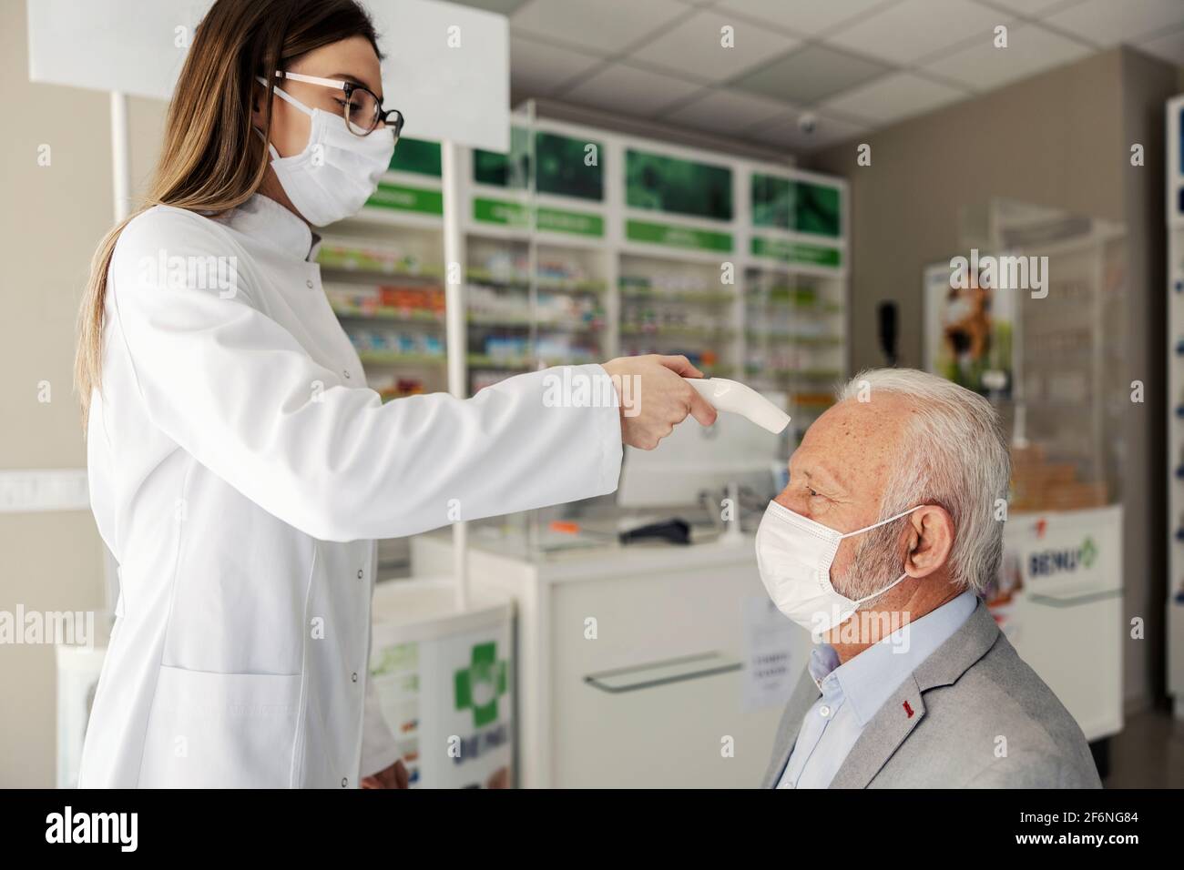 Pharmaceutical pharmacist hi-res stock photography and images - Alamy