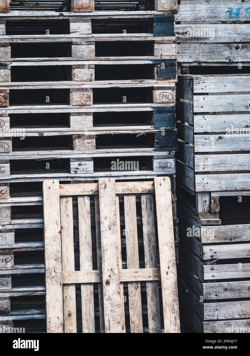 Euro pallets hi-res stock photography and images - Alamy