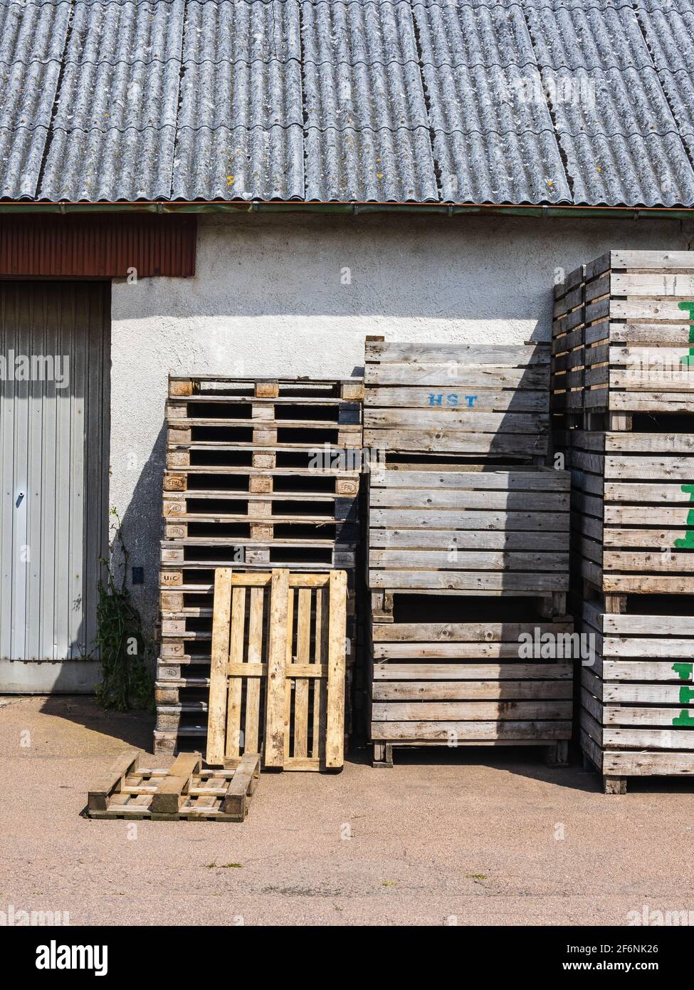 Euro pallets hi-res stock photography and images - Alamy