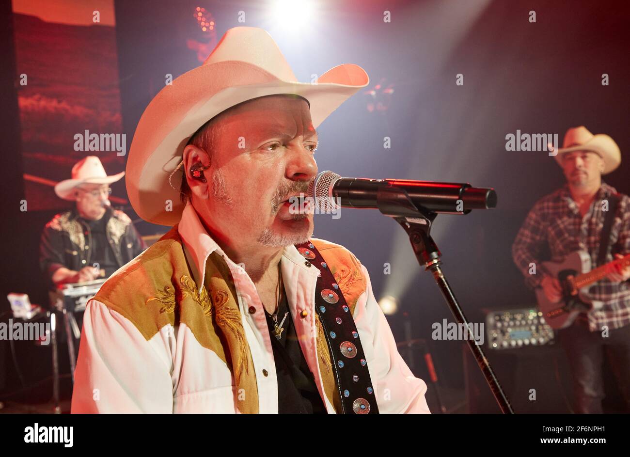 Buchholz, Germany. 01st Apr, 2021. Tim Reese (l) of country band Truck ...