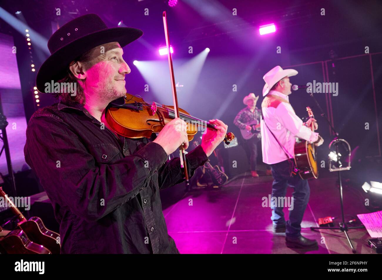 Buchholz, Germany. 01st Apr, 2021. Tim Reese (l) of country band Truck ...