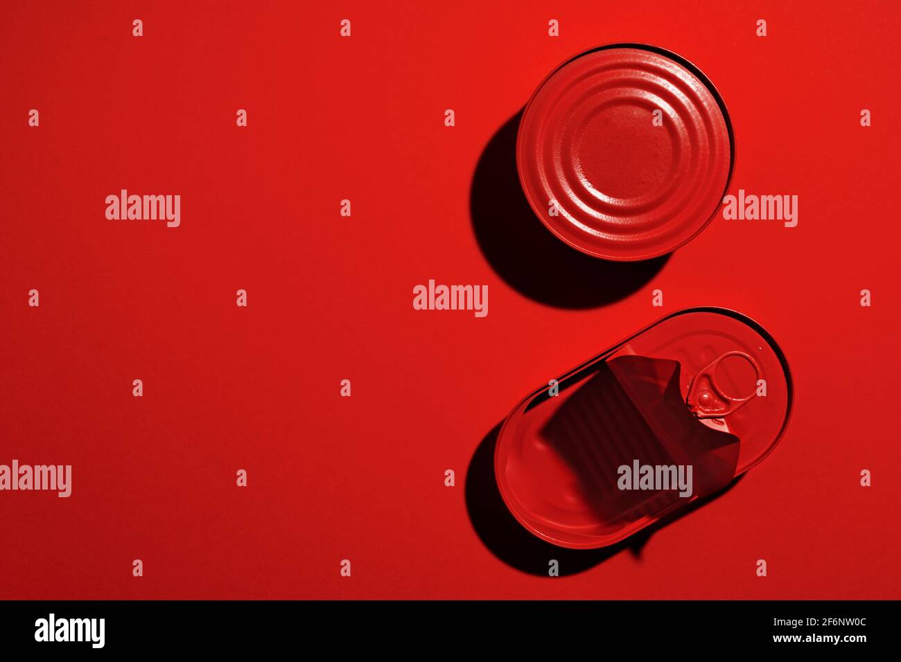 Dark red tin can hi-res stock photography and images - Alamy
