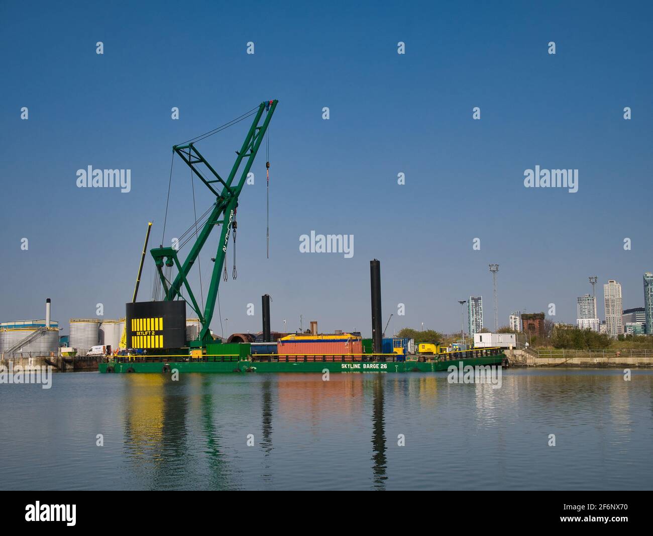 Floating crane platform operating hi-res stock photography and images ...