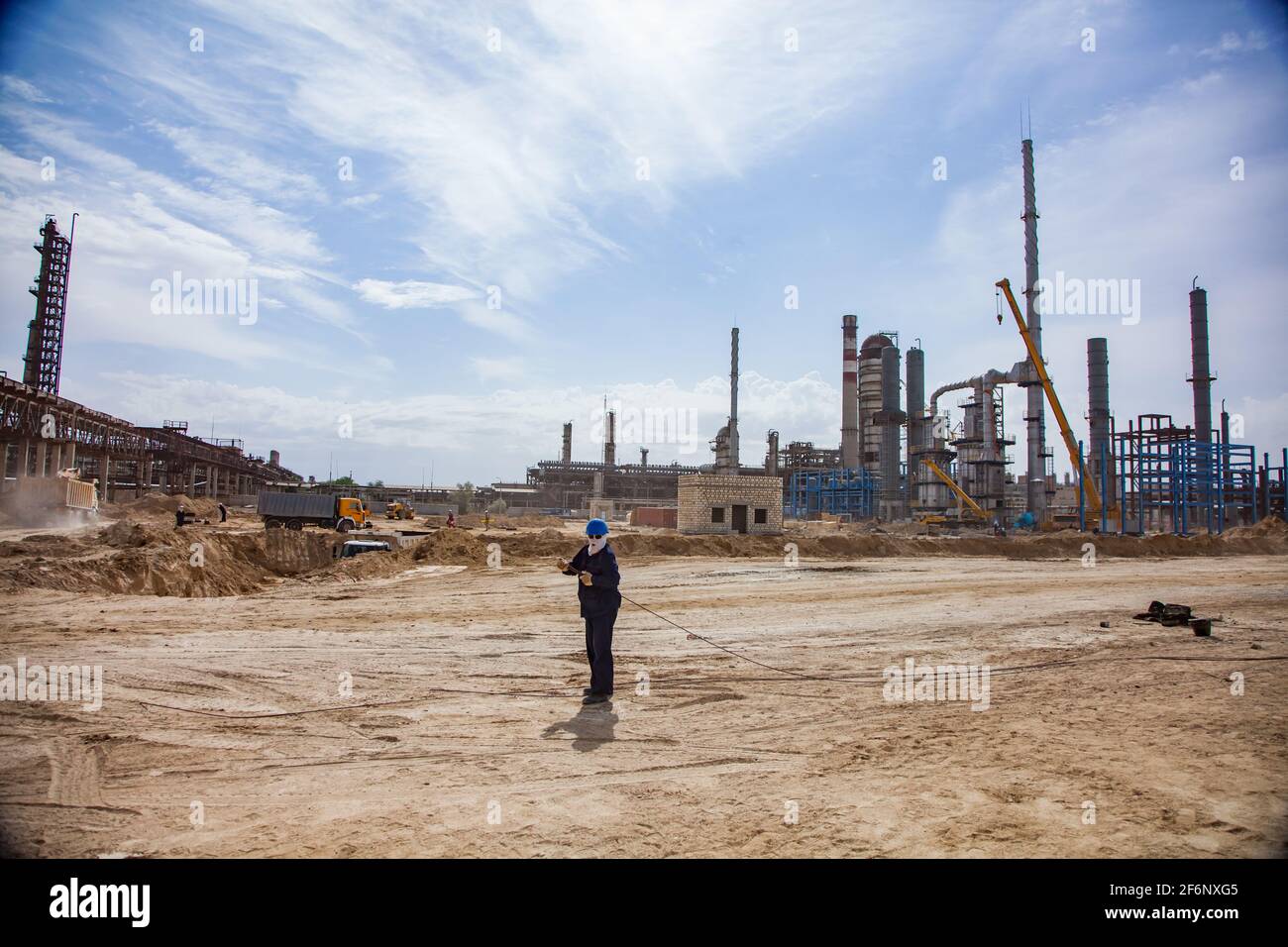 Desert oil truck hi-res stock photography and images - Alamy