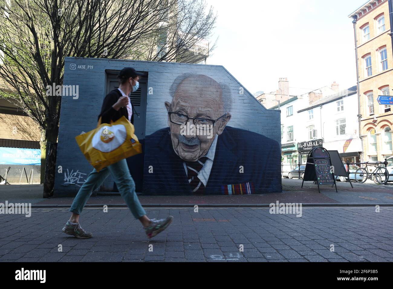 Sir captain tom moore mural hi-res stock photography and images - Alamy