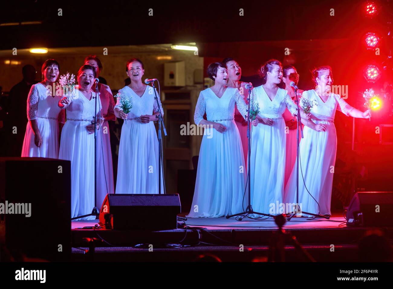 Female singing group hi-res stock photography and images - Alamy