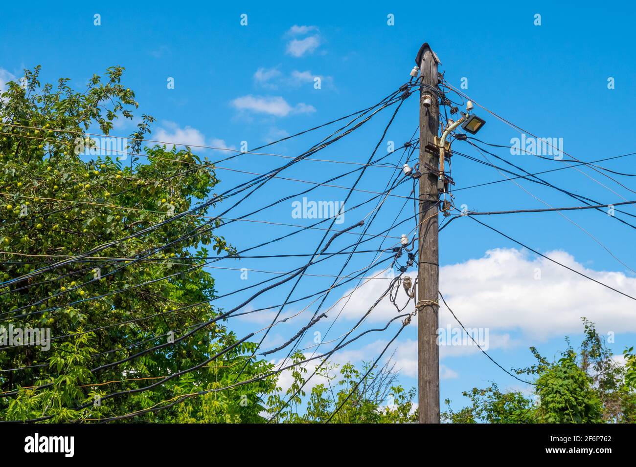 Many wires hi-res stock photography and images - Alamy