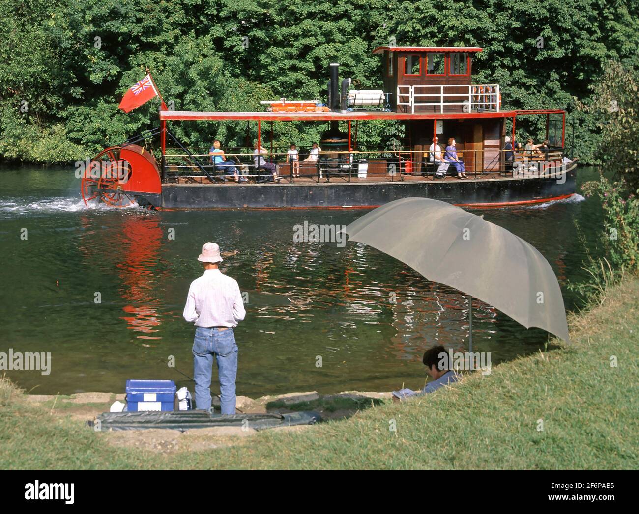 Thames paddle steamer boat hi-res stock photography and images - Alamy