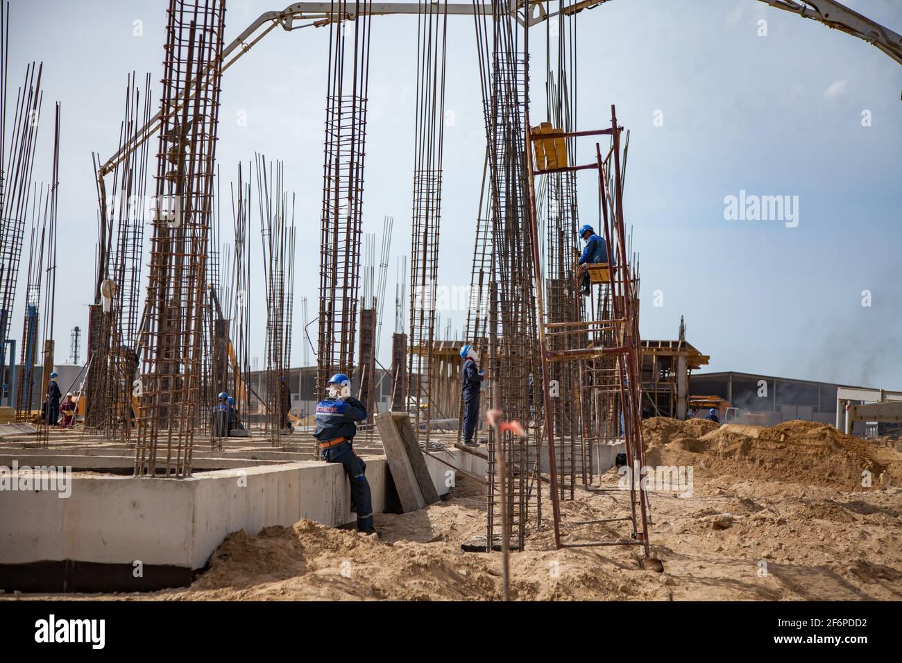 Concrete columns construction hi-res stock photography and images - Alamy