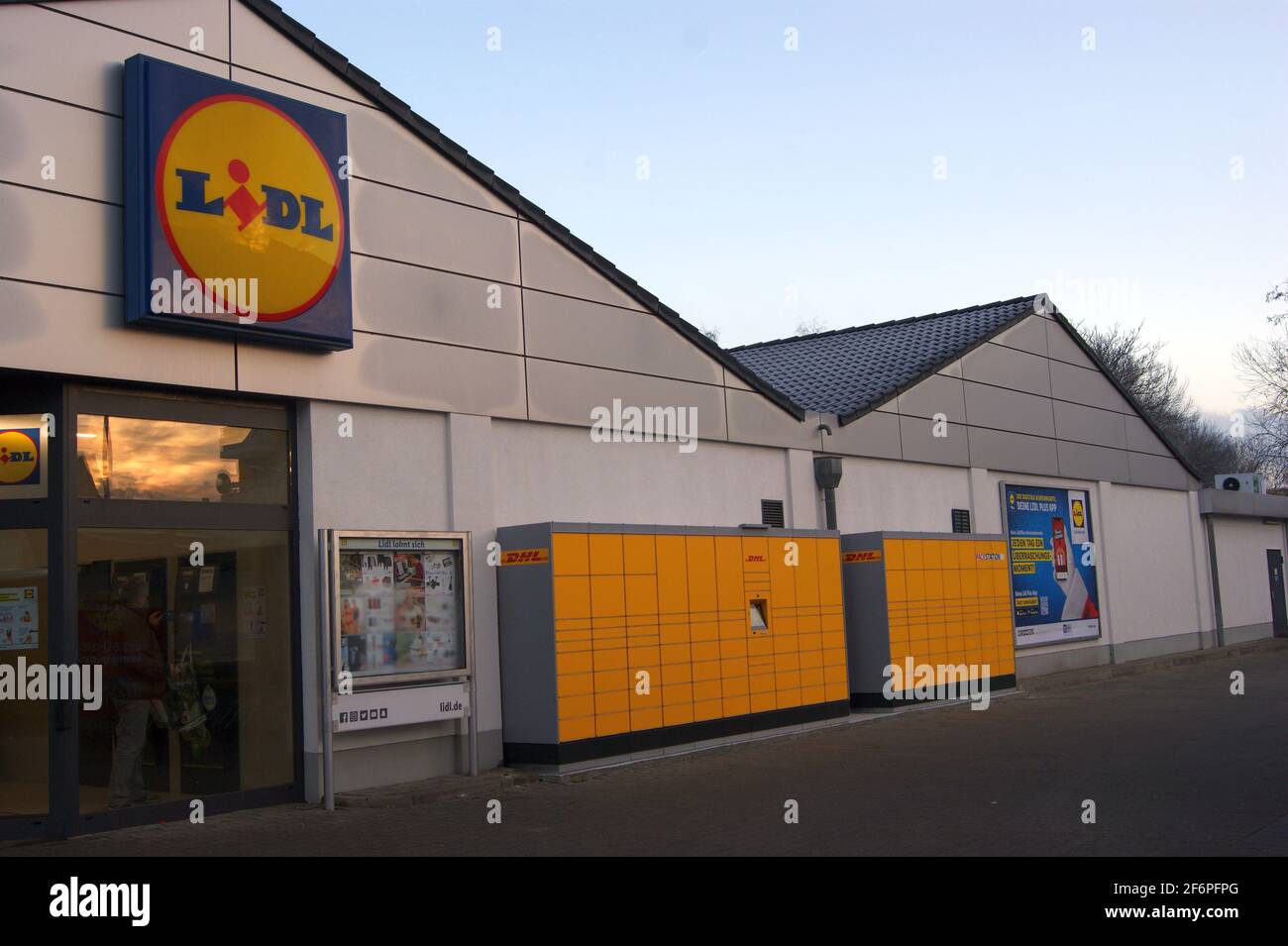 Lidl mit DHL-Packstation Stock Photo - Alamy