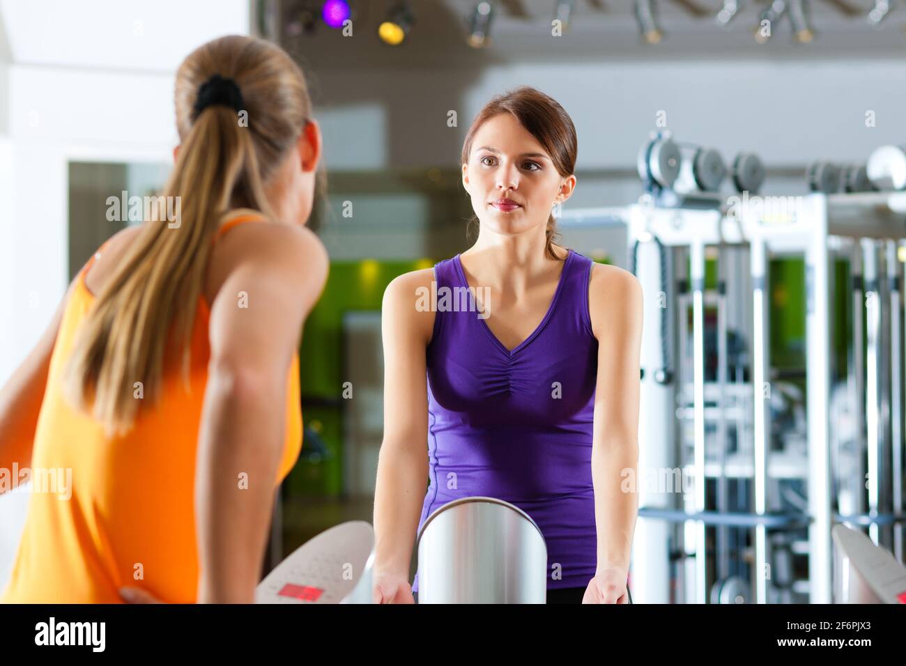People exercising in gym chat hi-res stock photography and images - Alamy