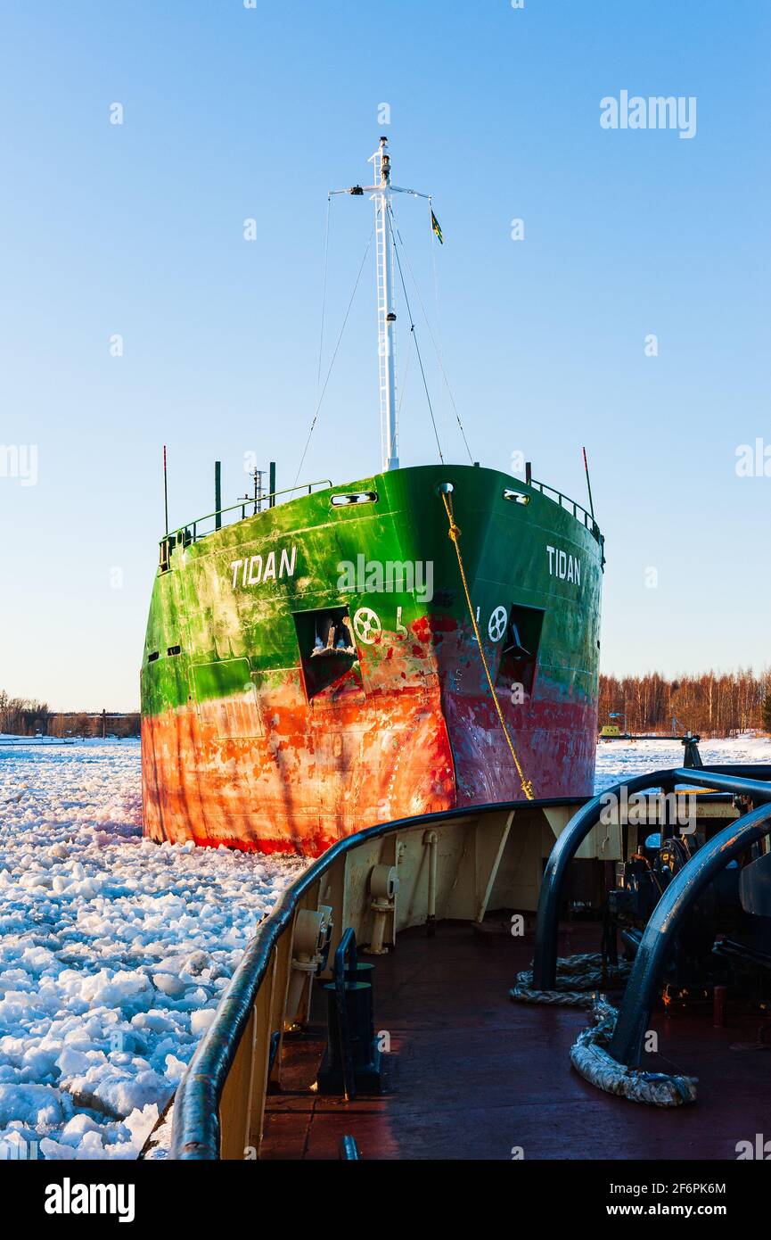 Tug boat pulling freight ship Stock Photo - Alamy
