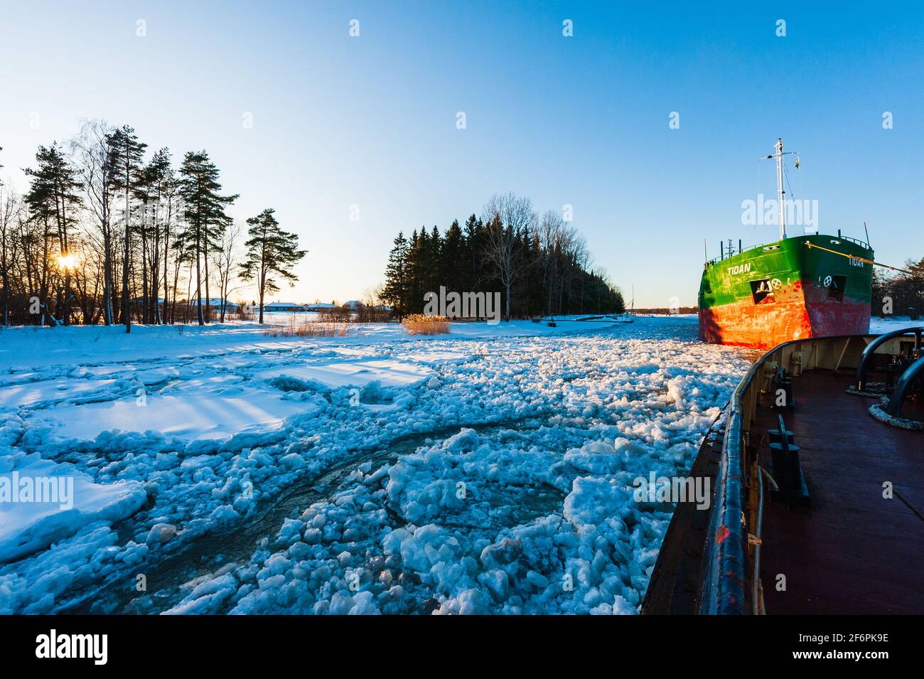Tug boat pulling freight ship through open bridge Stock Photo - Alamy