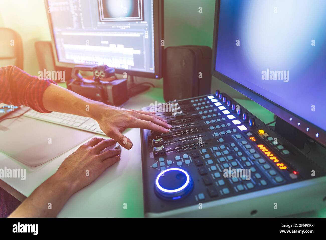 Filmmaker desk hi-res stock photography and images - Alamy