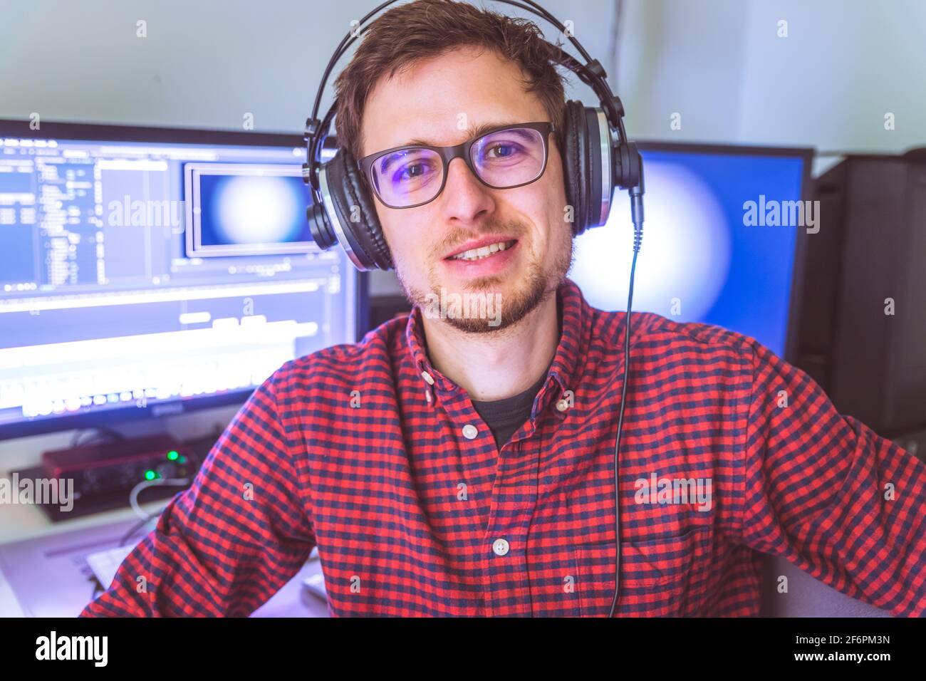 Monitor monitors in tv studio hi-res stock photography and images - Alamy