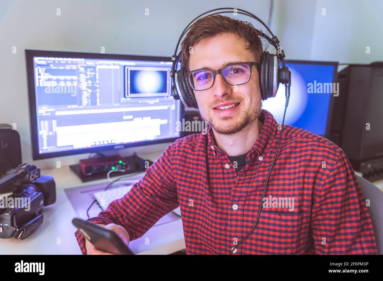 Monitor monitors in tv studio hi-res stock photography and images - Alamy