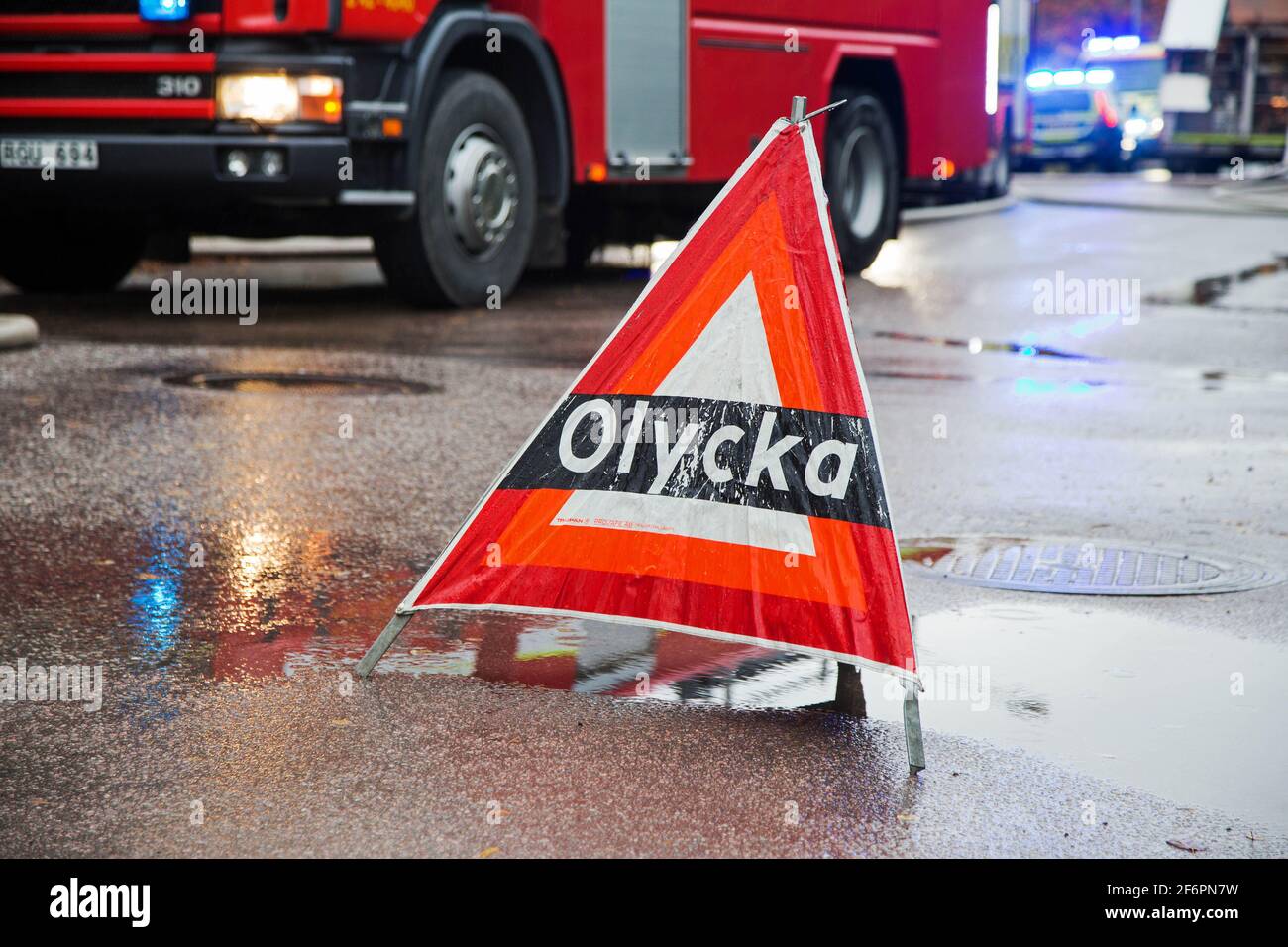 Sign saying accident, warning of an accident Stock Photo - Alamy