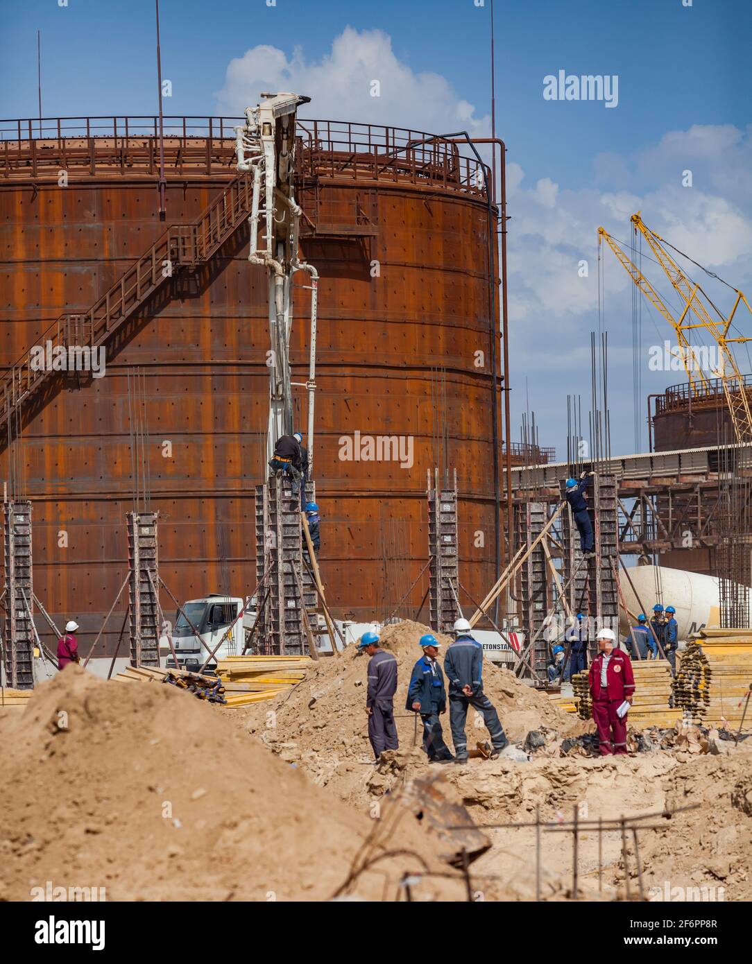 Oil tank storage site hi-res stock photography and images - Alamy