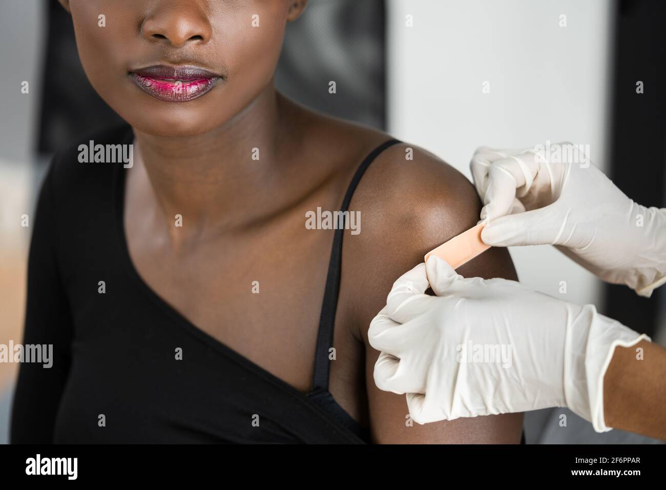 African nurse injection hi-res stock photography and images - Alamy