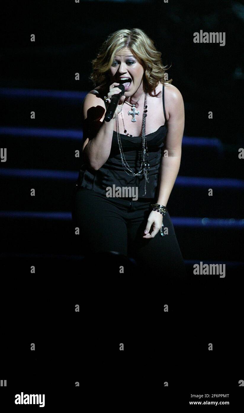Celebrities kelly clarkson hi-res stock photography and images - Alamy