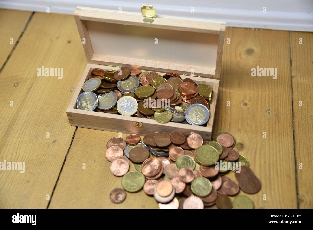 coins in a small wodden treasure chest on the floor Stock Photo - Alamy