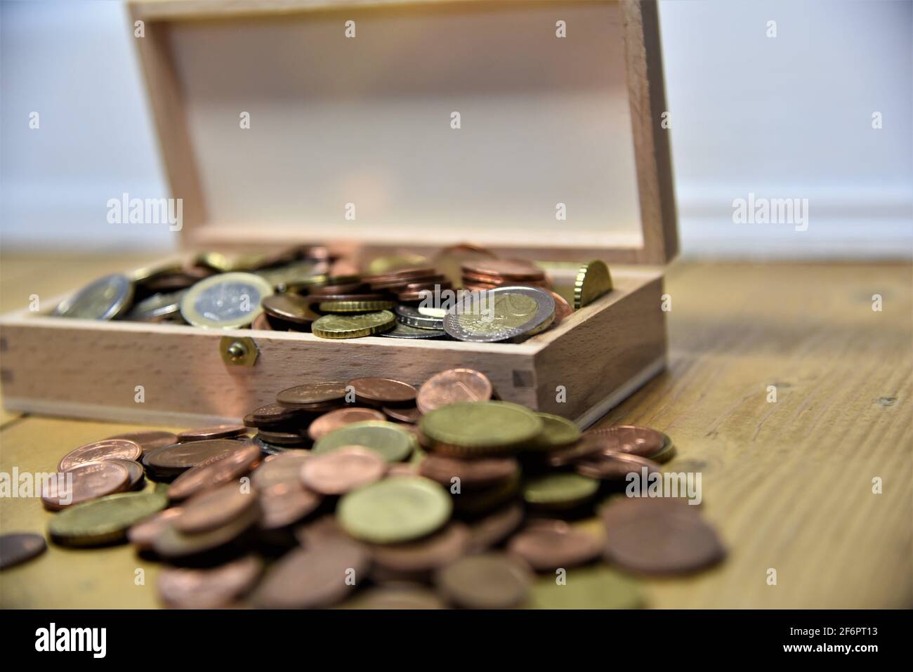 coins in a small wodden treasure chest on the floor Stock Photo - Alamy