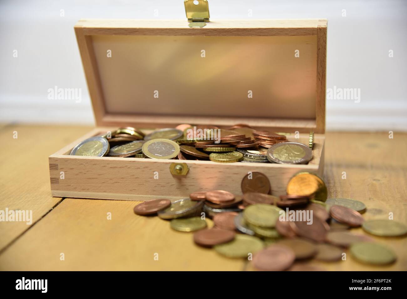 coins in a small wodden treasure chest on the floor Stock Photo - Alamy