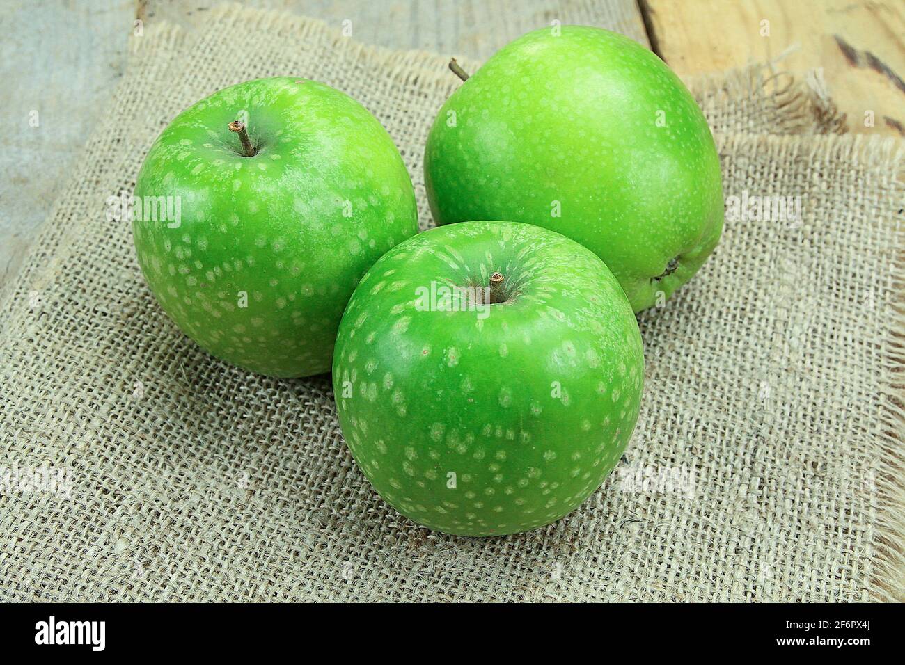 green apple on a burlap Stock Photo - Alamy