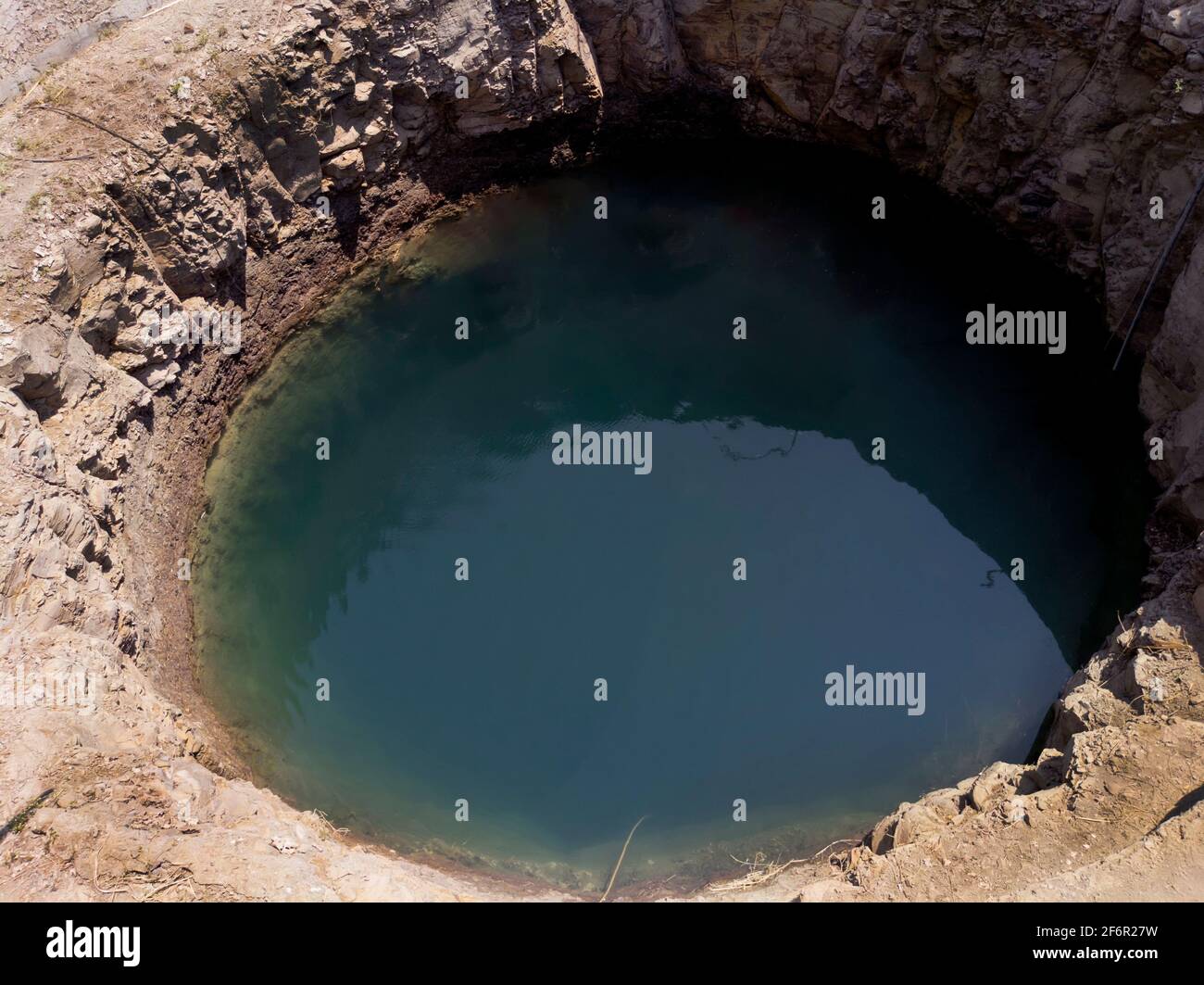 India drinking water well hi-res stock photography and images - Alamy