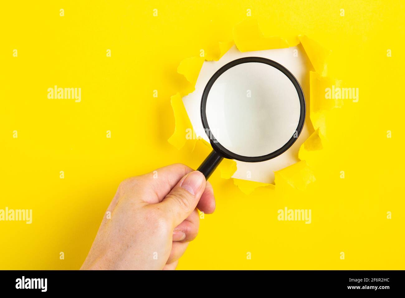 Hand magnifying glass arm hi-res stock photography and images - Alamy