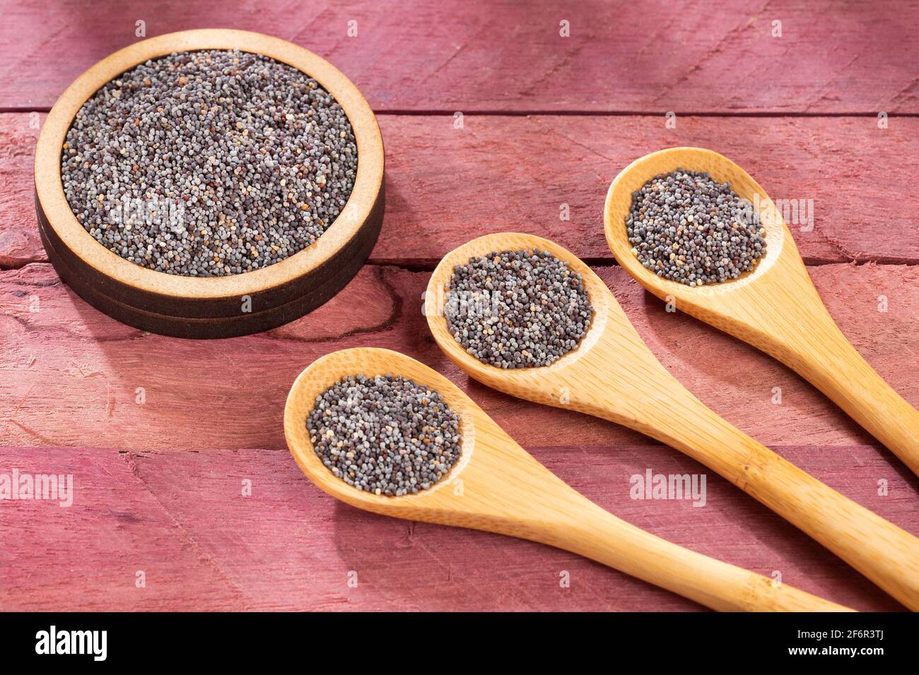 Organic poppy seeds - Papaver somniferum Stock Photo - Alamy