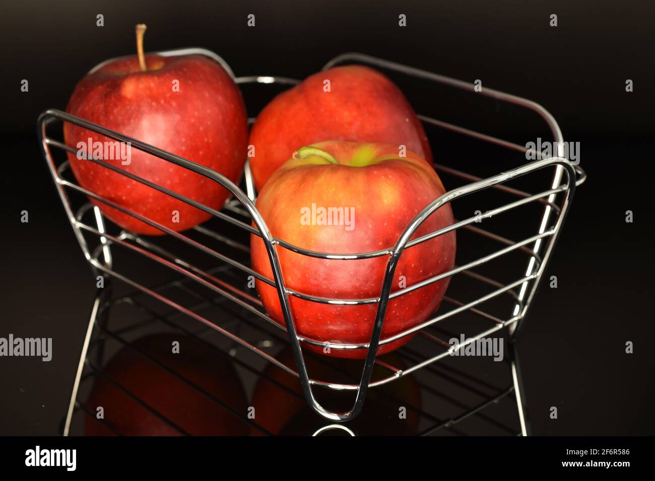 Wire with apples hi-res stock photography and images - Alamy