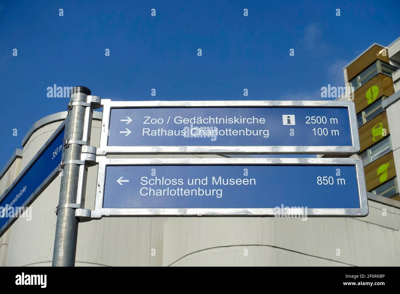 Zoo sign arrow hi-res stock photography and images - Alamy