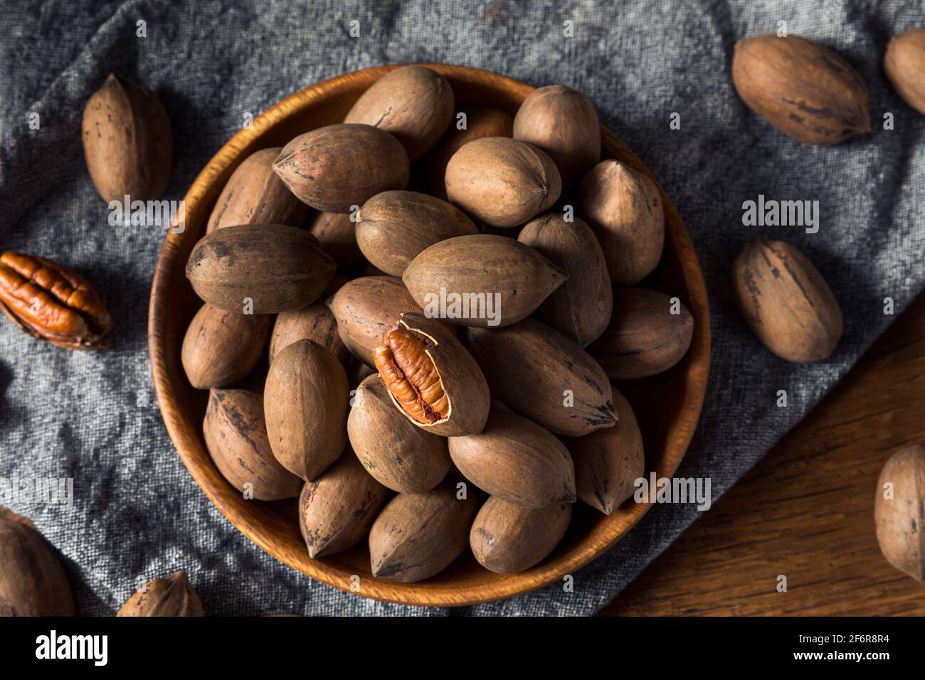 Raw Organic Whole Pecan Nuts in a Bowl Stock Photo - Alamy