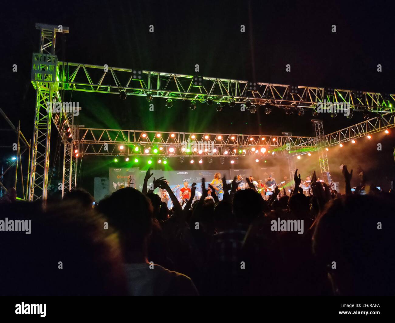 Concert cheering hi-res stock photography and images - Alamy