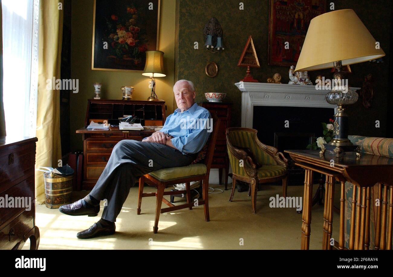 PETER COKE IN HIS CHELSEA FLAT.28/7/05 TOM PILSTON Stock Photo - Alamy
